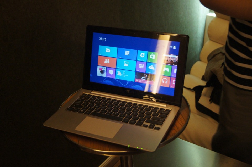 ASUS VivoBook S200 / VivoBook S400 - laptop cu display tactil, galerie foto