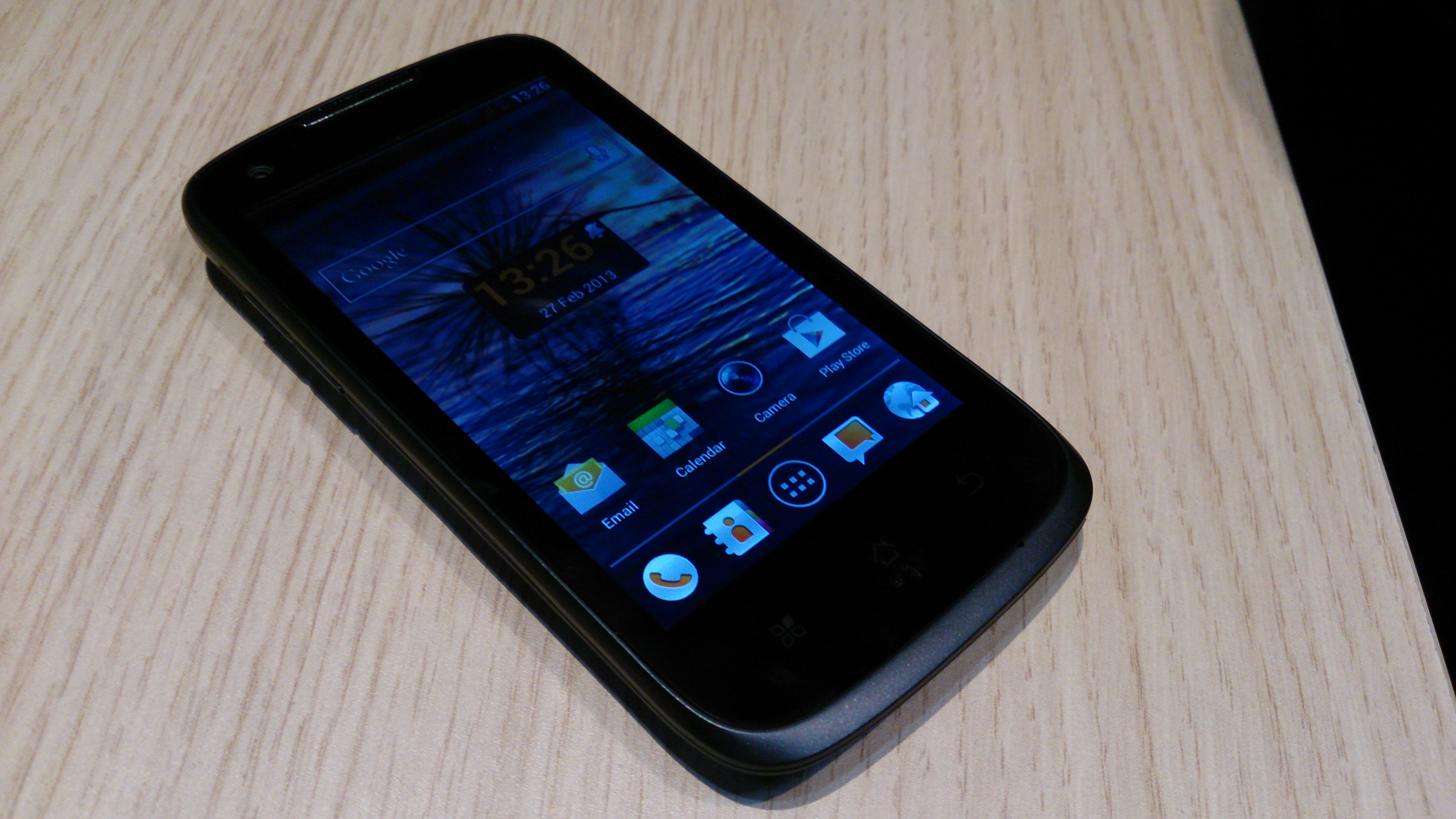Cel mai ieftin smartphone dual-core cu Android - Orange Nivo