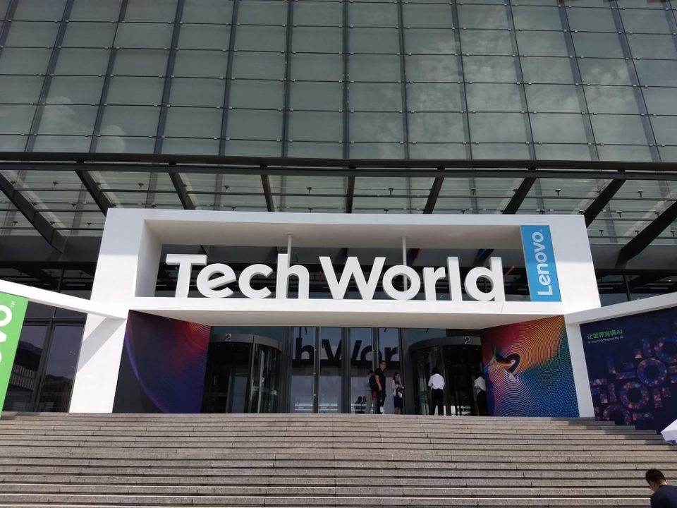 Lenovo a prezentat câteva produse concept bazate pe inteligenţa artificială