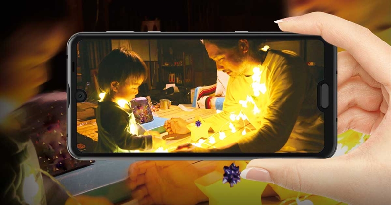 Sharp AQUOS R3 – display cu rată de refresh de 120 HZ şi două bretoane