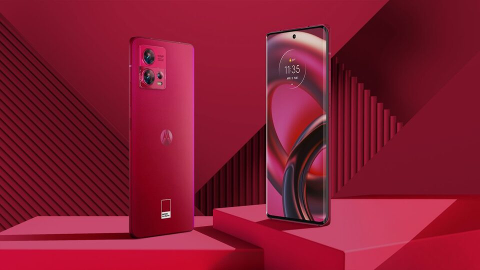 Motorola Edge 30 Fusion în culoarea Viva Magenta la precomandă prin ...