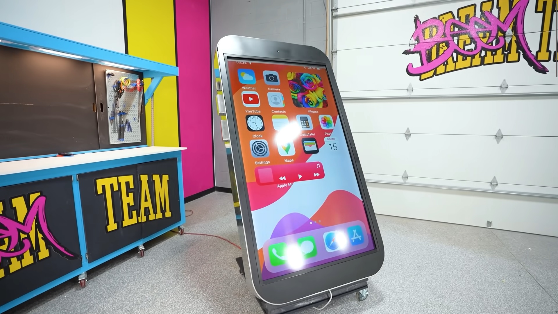 Cum arată cel mai mare iPhone din lume, unul cu o înălţime de aproape 2 ...