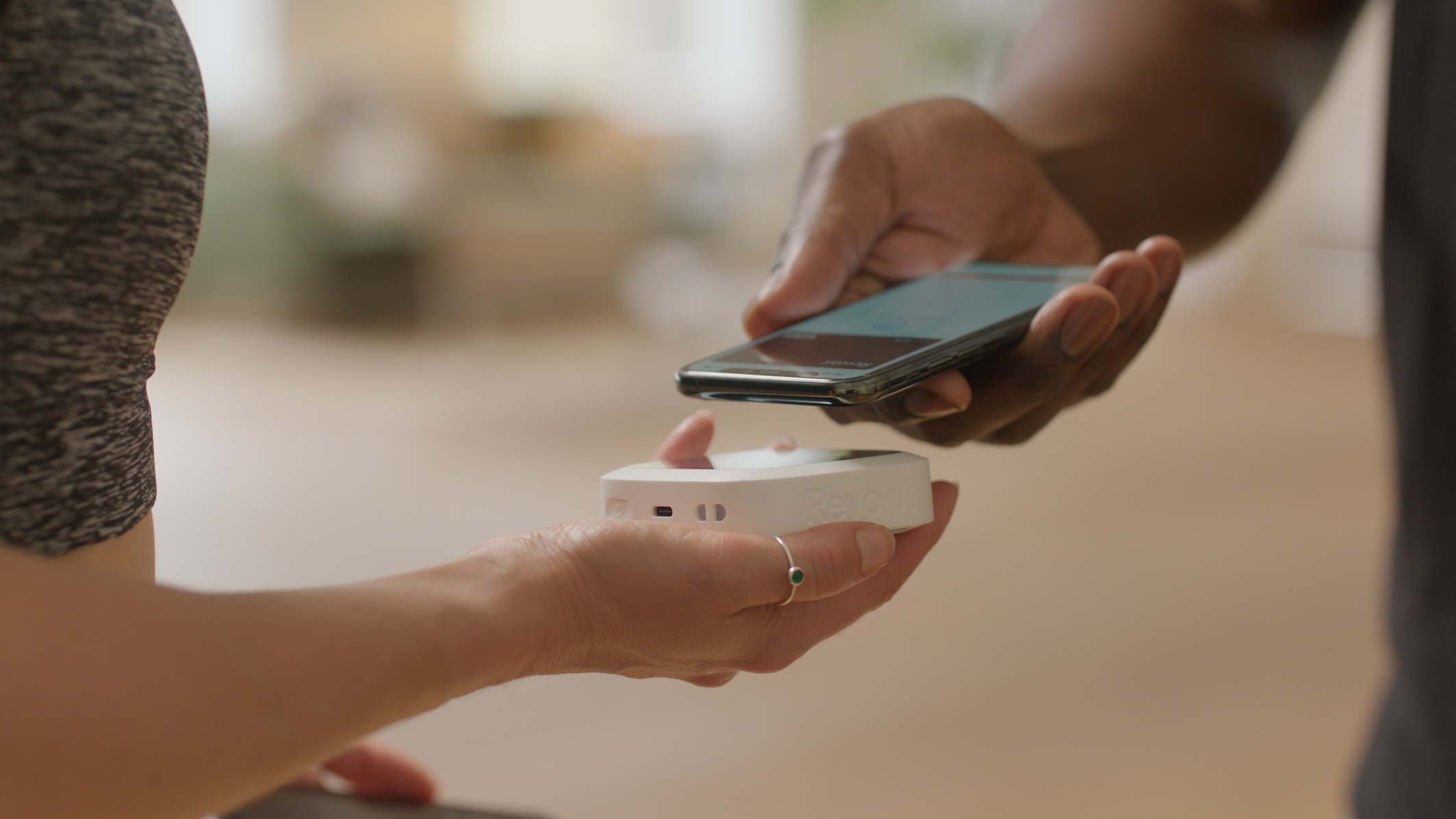 Revolut lansează în România un POS mobil denumit Revolut Reader