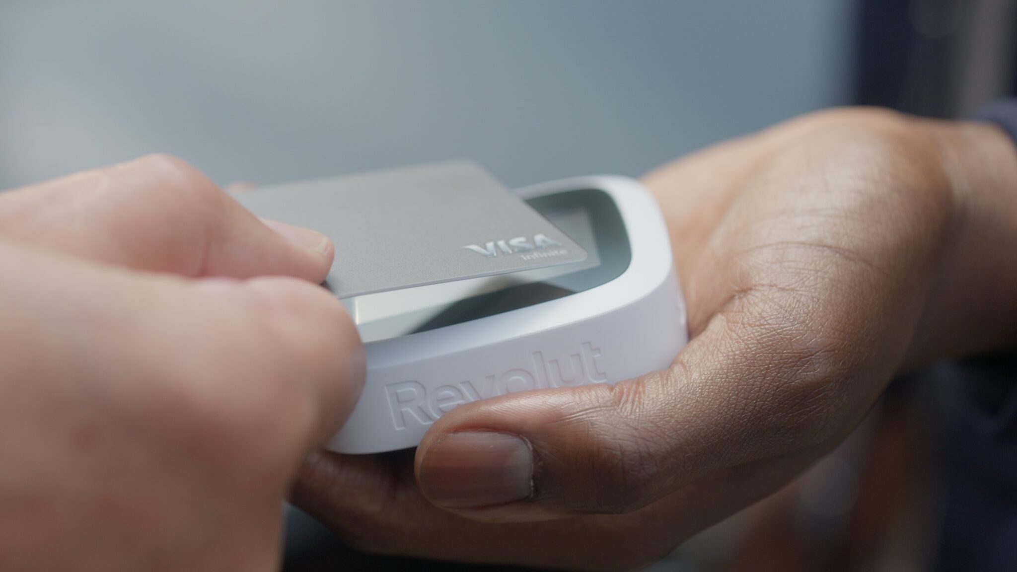 Revolut lansează în România un POS mobil denumit Revolut Reader