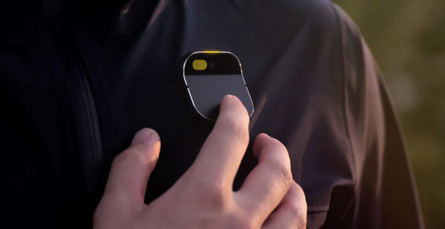 „Revoluţionarul” Humane AI Pin, device gândit ca înlocuitor al ...