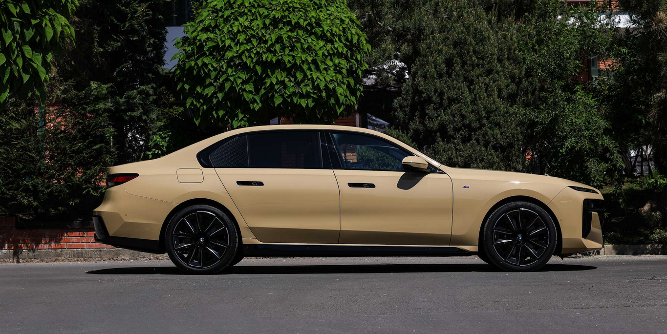 BMW a livrat în România în premieră mondială un BMW Seria 7 în culoarea ...